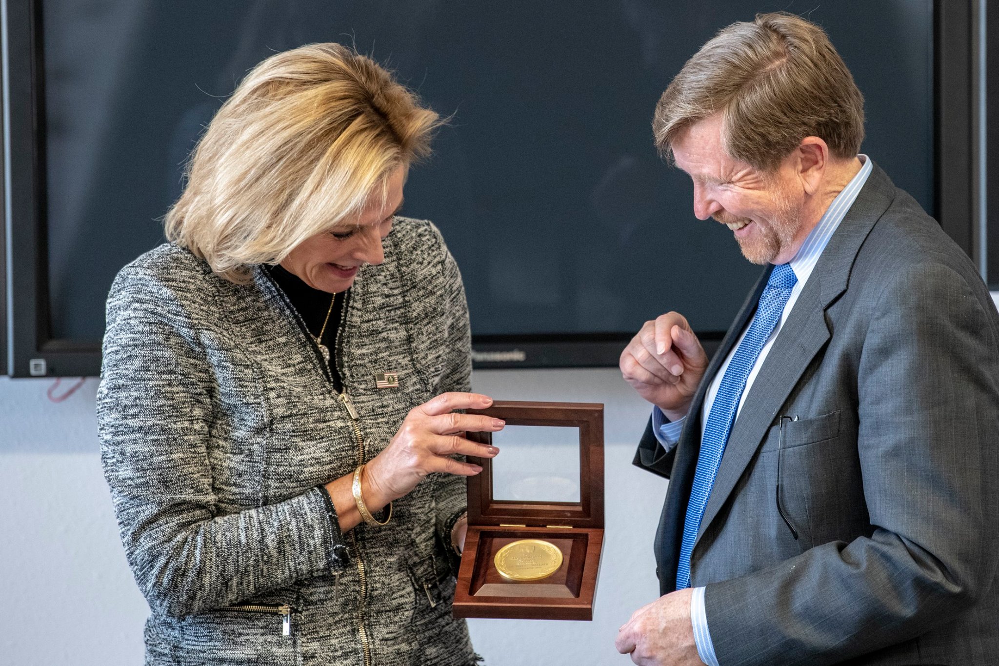 LANL Director Dr. Terry Wallace Receives NNSA Gold Award – Los Alamos ...